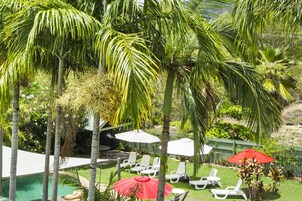 Piscina externa, guarda-sóis, espreguiçadeiras