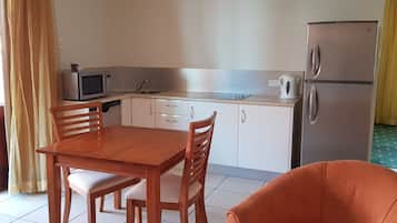 Apartamento standard, 1 quarto, para não fumantes, cozinha | Cozinha privada | Geladeira grande, micro-ondas, cooktop, lava-louças