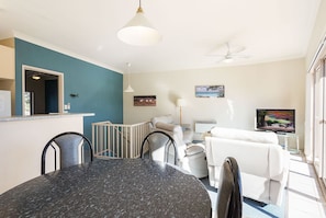 Apartamento Standard, 2 quartos | Refeições no quarto