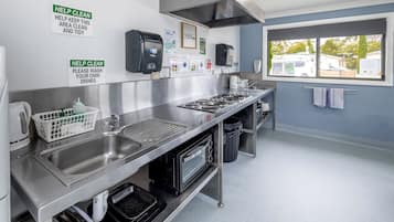 Geladeira grande, micro-ondas, cooktop, chaleira elétrica