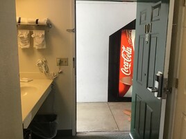 Quarto Individual, 1 cama queen-size, acessível | Cortinas/cortinados opacos, ferro/tábua de engomar, Wi-fi grátis 