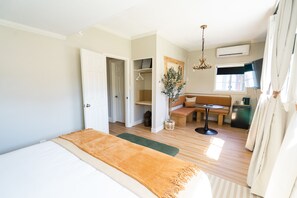 Quarto Superior, 1 cama king-size | Roupa hipoalergénica, secretária adequada para computadores portáteis 