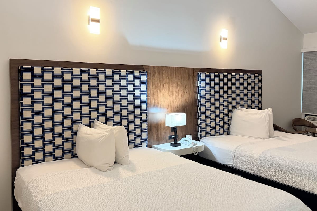 Quarto Clássico | Camas de colchão pillowtop, ferro/tábua de engomar, Wi-fi grátis