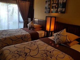 Suite, 1 quarto | Minibar, secretária, camas desdobráveis, roupa de cama fornecida 