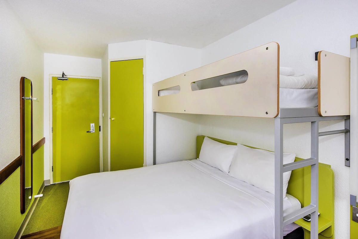 Quarto standard, várias camas | Roupas de cama premium, escrivaninha, Wi-Fi de cortesia, roupa de cama