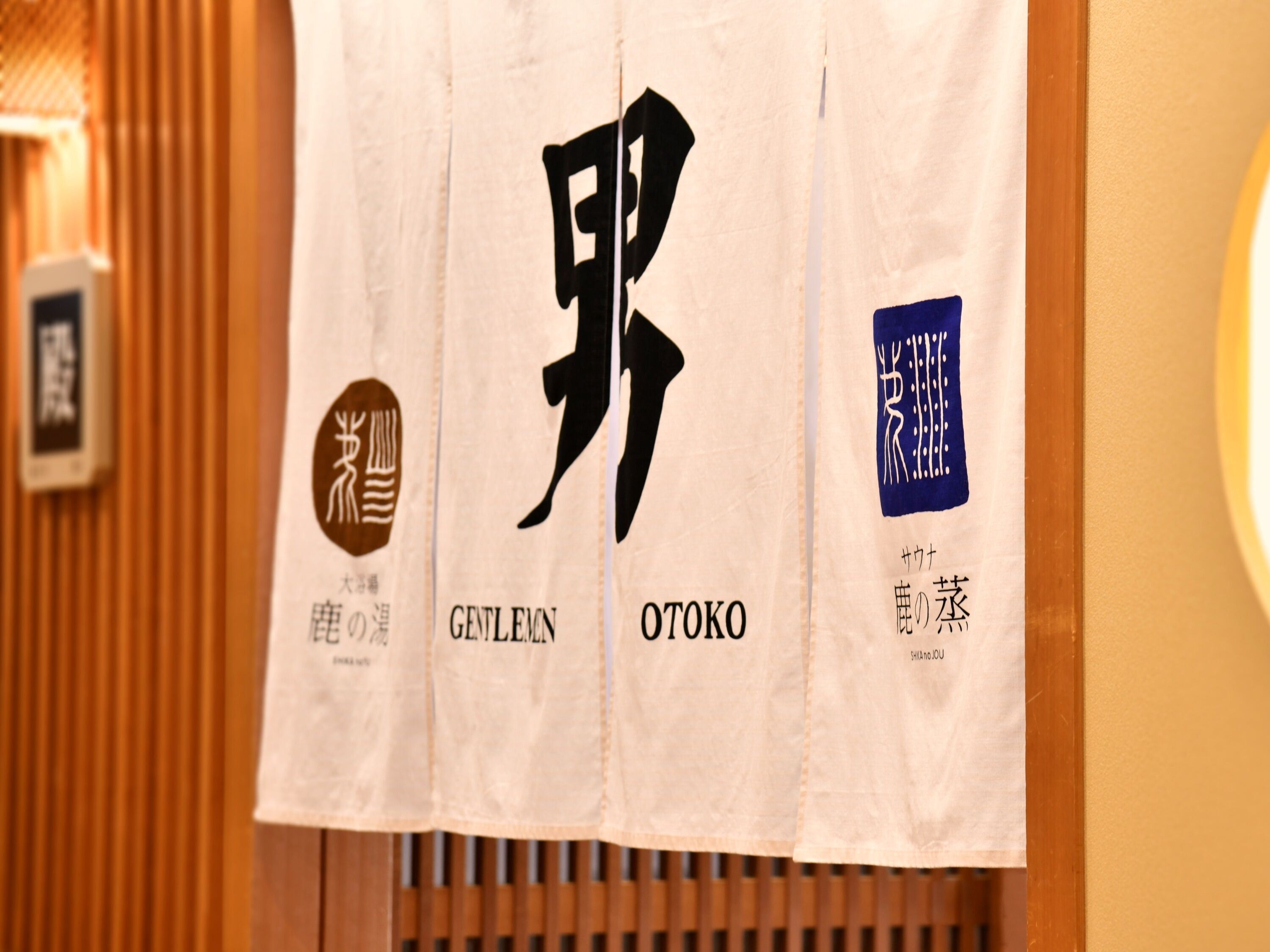 Um quarto com esteira de tatame, divisória de papel shoji e decoração tradicional japonesa.