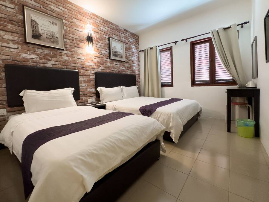 Triple Room With Window | Escrivaninha, Wi-Fi de cortesia