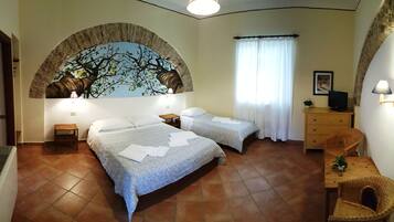 Quarto casal básico, 1 quarto, vista para o jardim, no piso térreo | Berço de viagem, camas extras/dobráveis (sobretaxa), Wi-Fi de cortesia