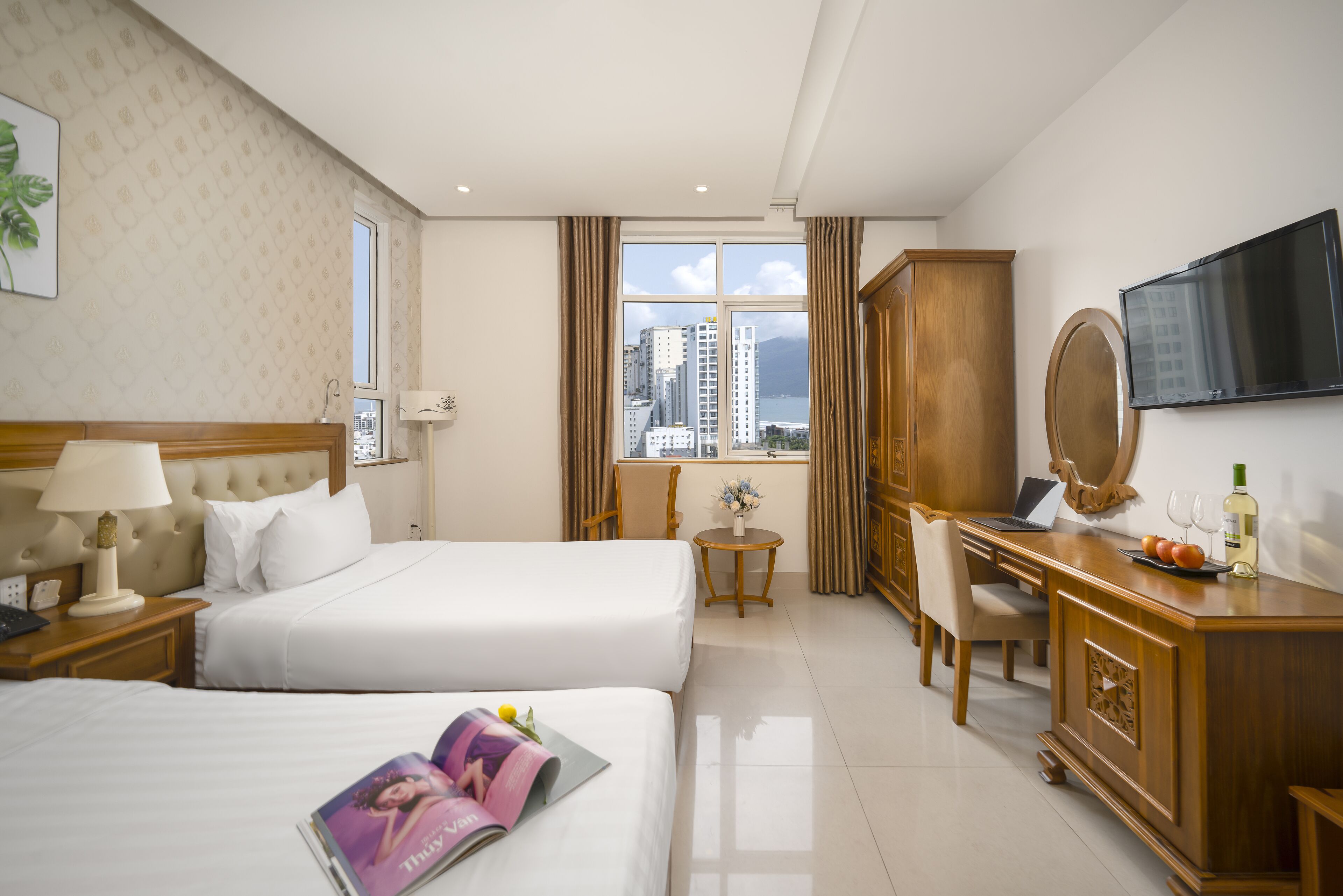 Roupas de cama premium, frigobar, cofres nos quartos, escrivaninha