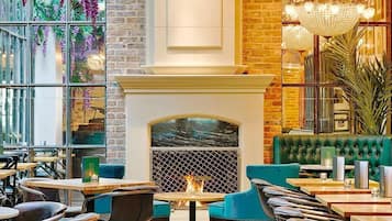 Pequenos-almoços, almoços, jantares servidos, cozinha europeia moderna