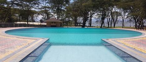 3 piscinas exteriores