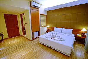 Quarto Duplo Deluxe | Minibar, cofre no quarto, secretária, cortinas/cortinados opacos