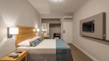 Frigobar, cofres nos quartos, cortinas blackout, quartos à prova de som