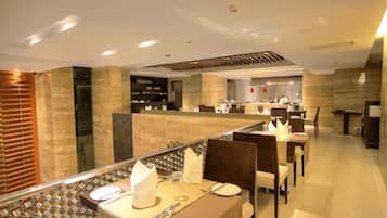 Pequeno-almoço tipo buffet diário (12 USD por pessoa)