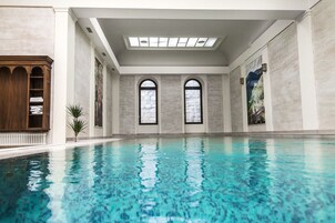 Piscina interna, espreguiçadeiras
