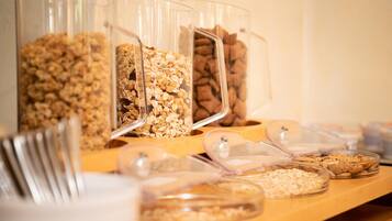 Exposição de alimentos com diversos grãos e cereais em recipientes transparentes.