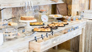 Pequeno-almoço tipo buffet diário mediante uma taxa