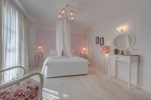 Quarto casal luxo | Frigobar, cofres nos quartos, quartos à prova de som
