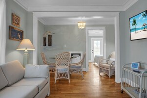 Suite, 1 cama king-size e sofá-cama, não fumadores, cozinha | Sala de estar | Televisor de ecrã plano de 42 polegadas com canais por cabo, televisor