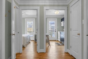 Suíte família, 1 cama King e sofá-cama, cozinha, no piso térreo (Innkeepers Suite) | Área de estar | TV de tela plana 42 polegadas com canais a cabo, TV