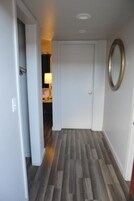 Suíte família, várias camas | Escrivaninha, Wi-Fi de cortesia, roupa de cama