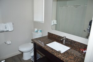 Chuveiro, produtos de toalete grátis, toalhas de banho 