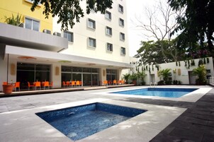 Piscina externa, espreguiçadeiras