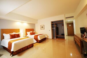 Cofres nos quartos, escrivaninha, ferros/tábuas de passar roupa