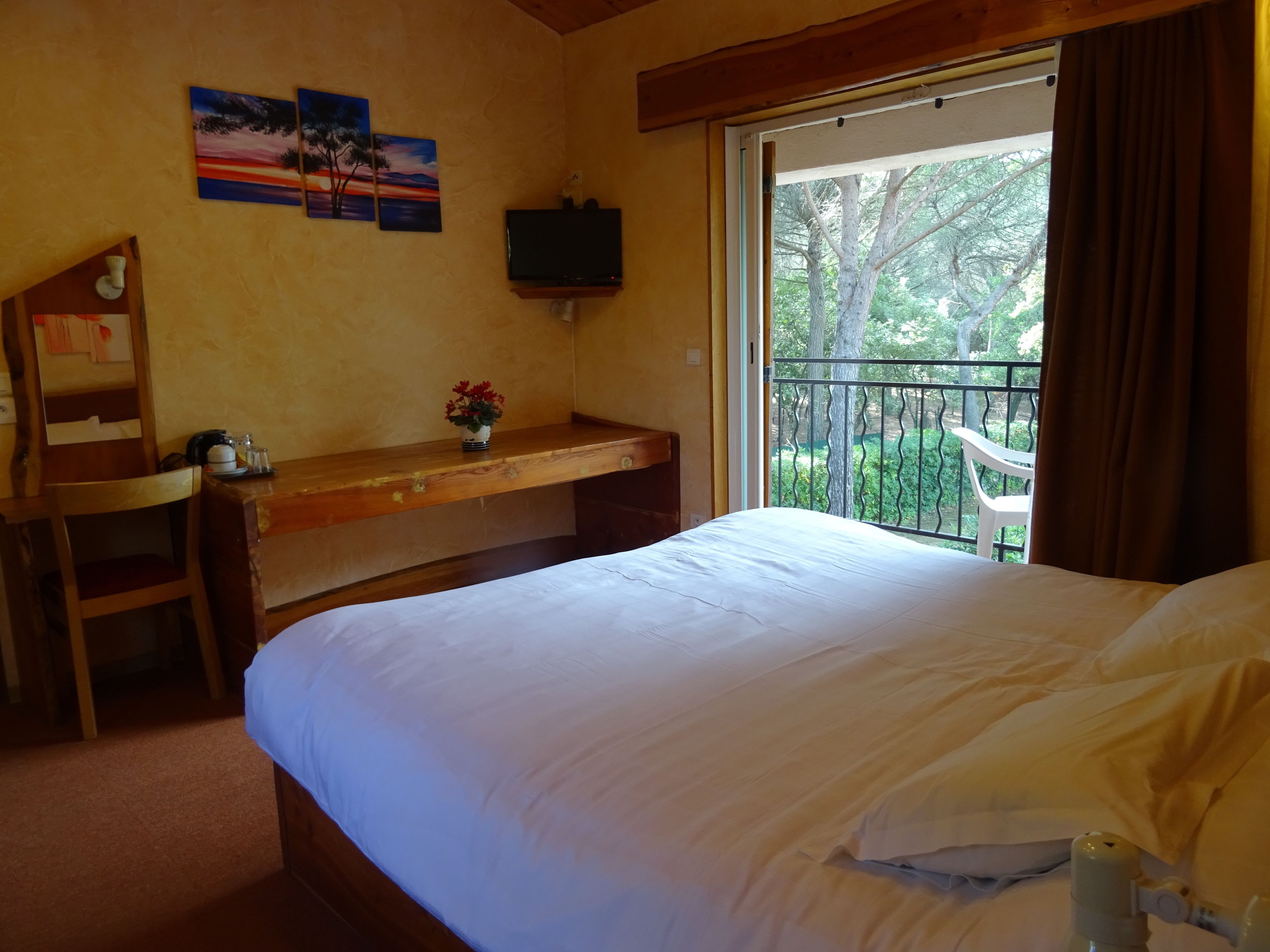 Quarto Quádruplo Comfort, casa de banho privativa, vista para a piscina (Le Pin Parasol) | Roupa de alta qualidade, minibar com produtos grátis, cofre no quarto 