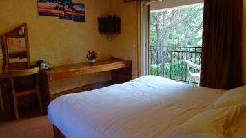 Quarto Quádruplo Comfort, casa de banho privativa, vista para a piscina (Le Pin Parasol) | Roupa de alta qualidade, minibar com produtos grátis, cofre no quarto