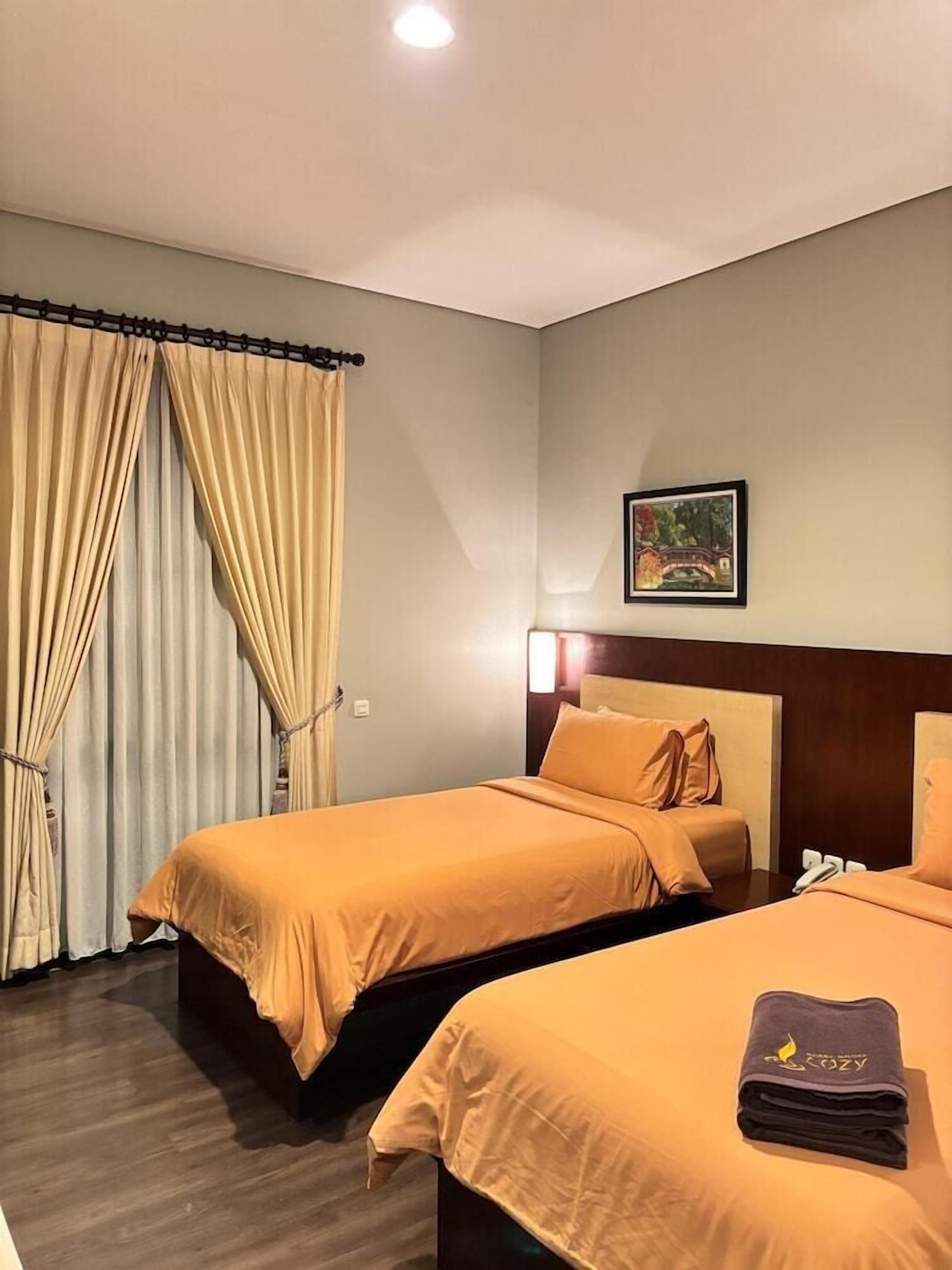 Roupas de cama premium, escrivaninha, Wi-Fi de cortesia, roupa de cama