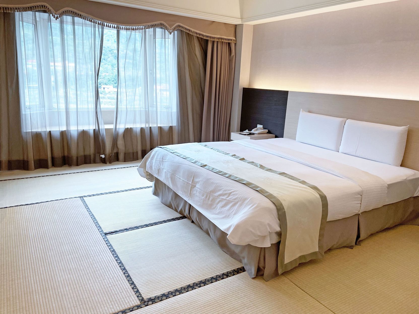 Escrivaninha, espaço de trabalho para notebook, quartos à prova de som