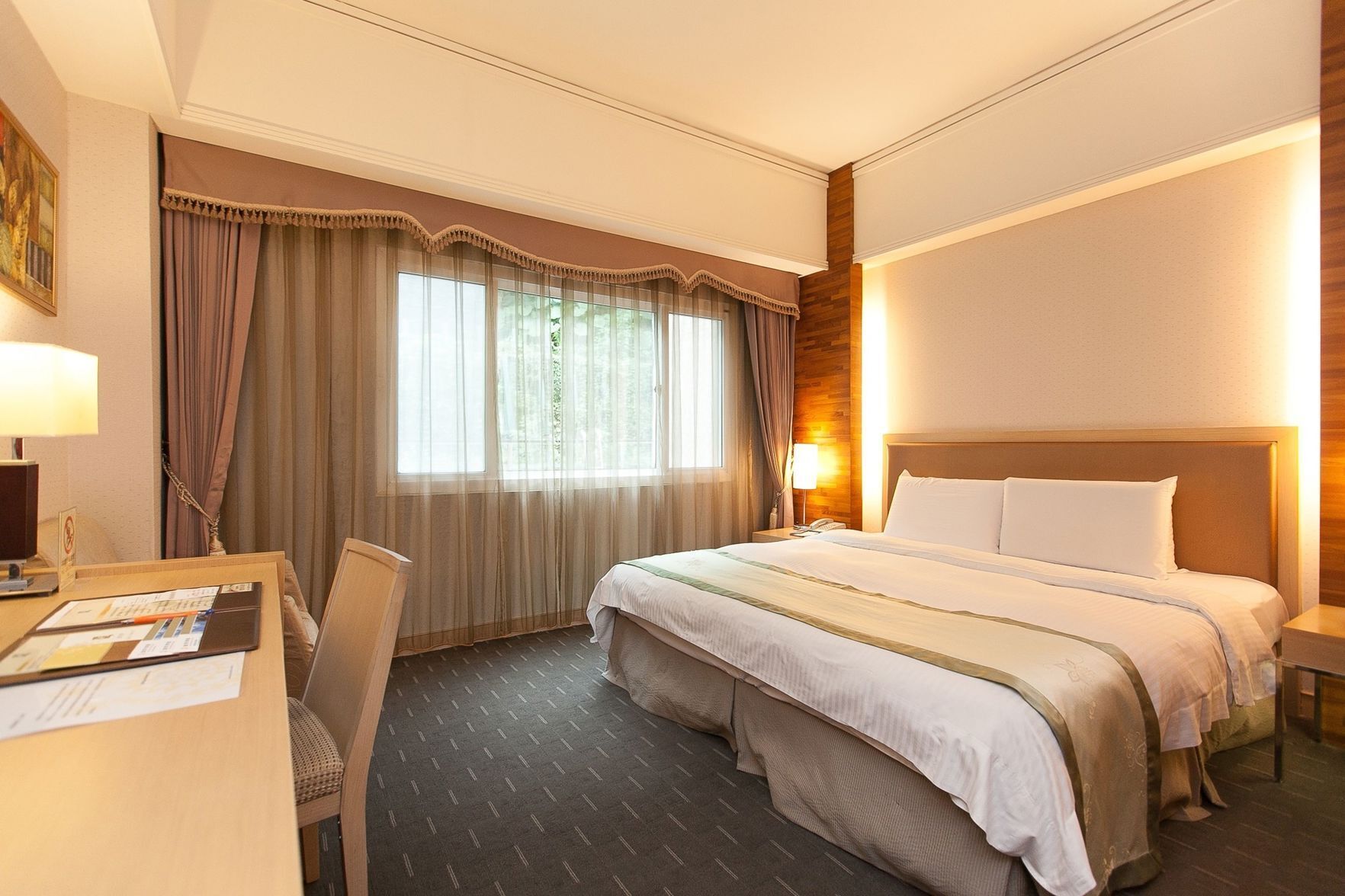 Escrivaninha, espaço de trabalho para notebook, quartos à prova de som