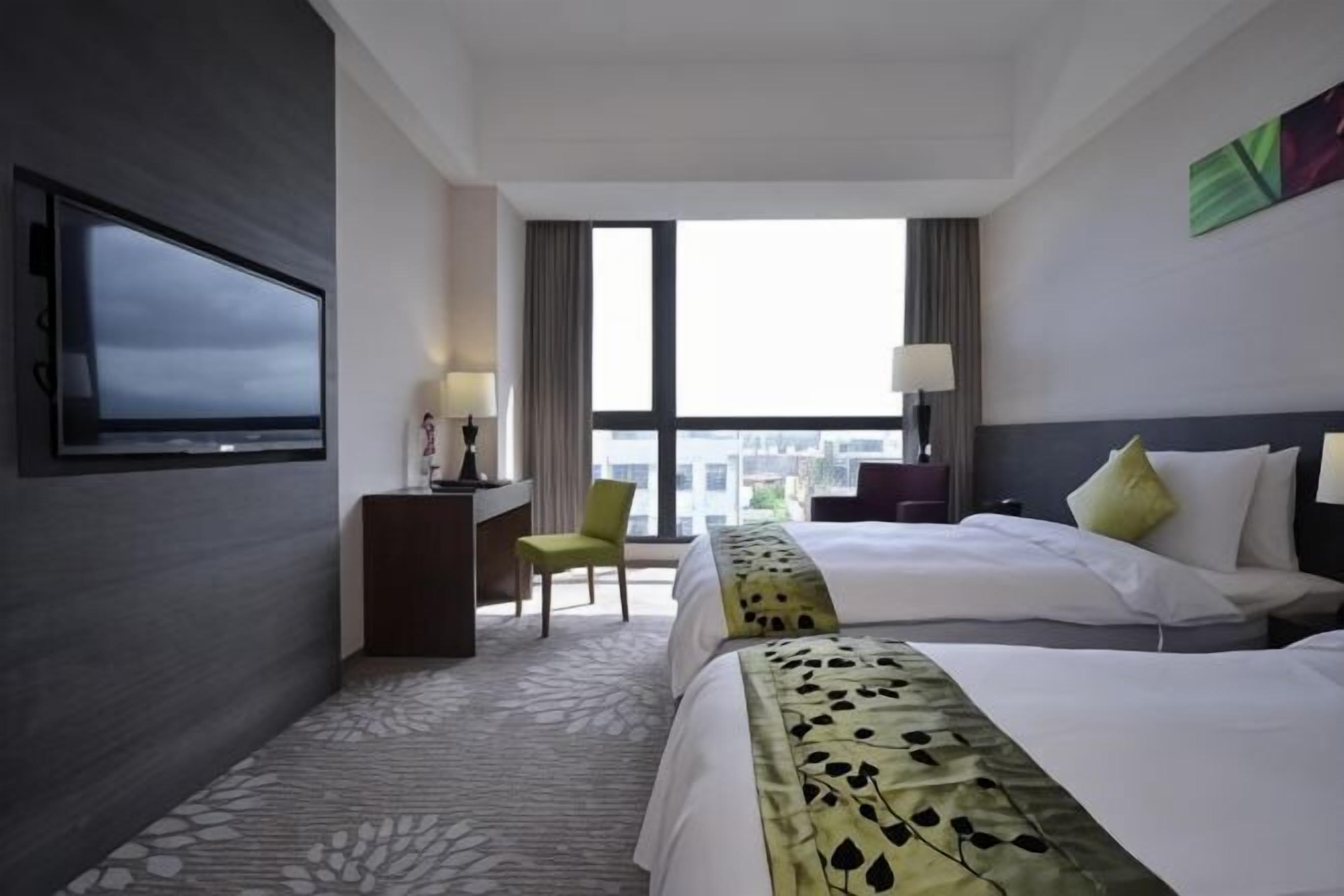 Escrivaninha, quartos à prova de som, Wi-Fi de cortesia, roupa de cama