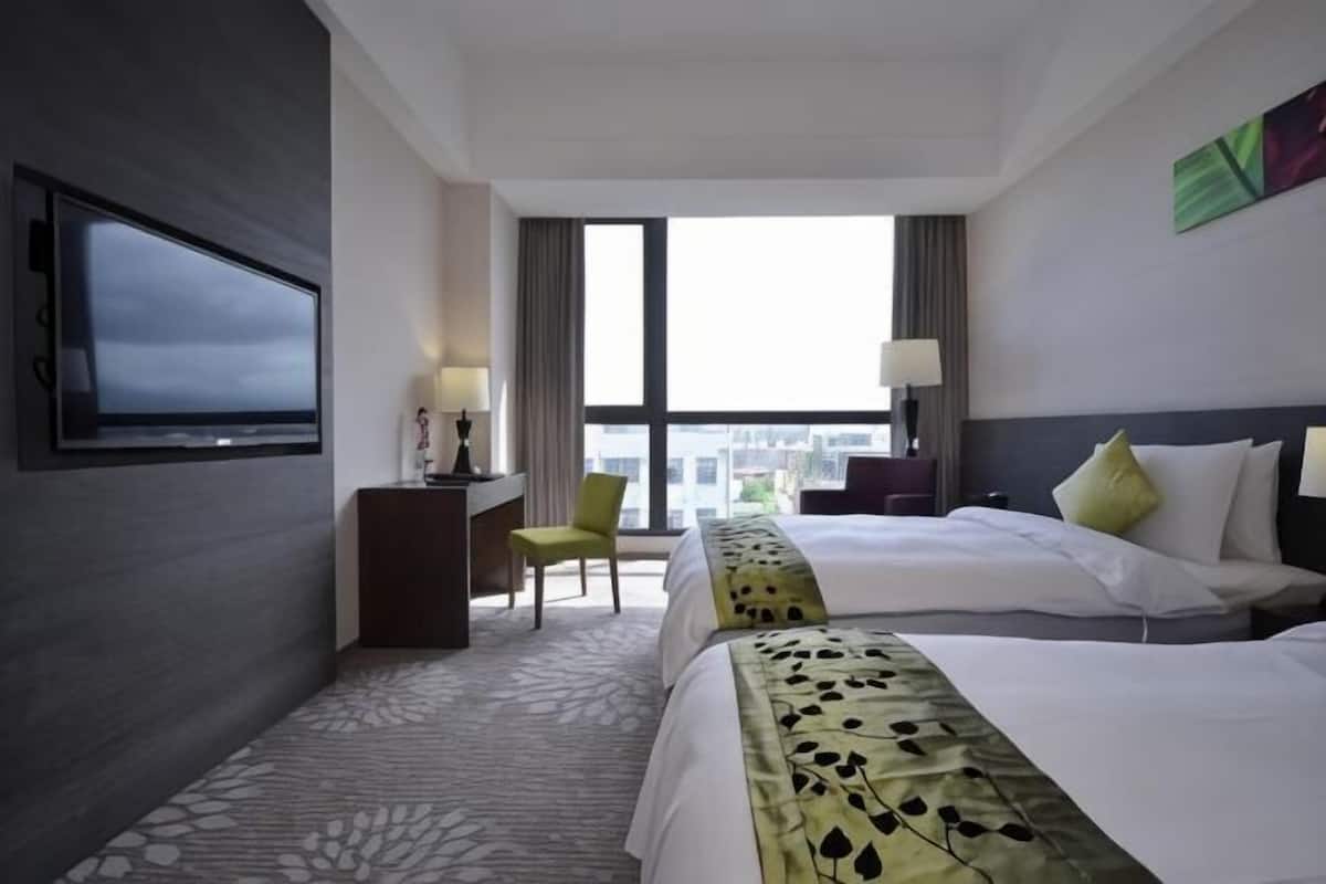 Escrivaninha, quartos à prova de som, Wi-Fi de cortesia, roupa de cama