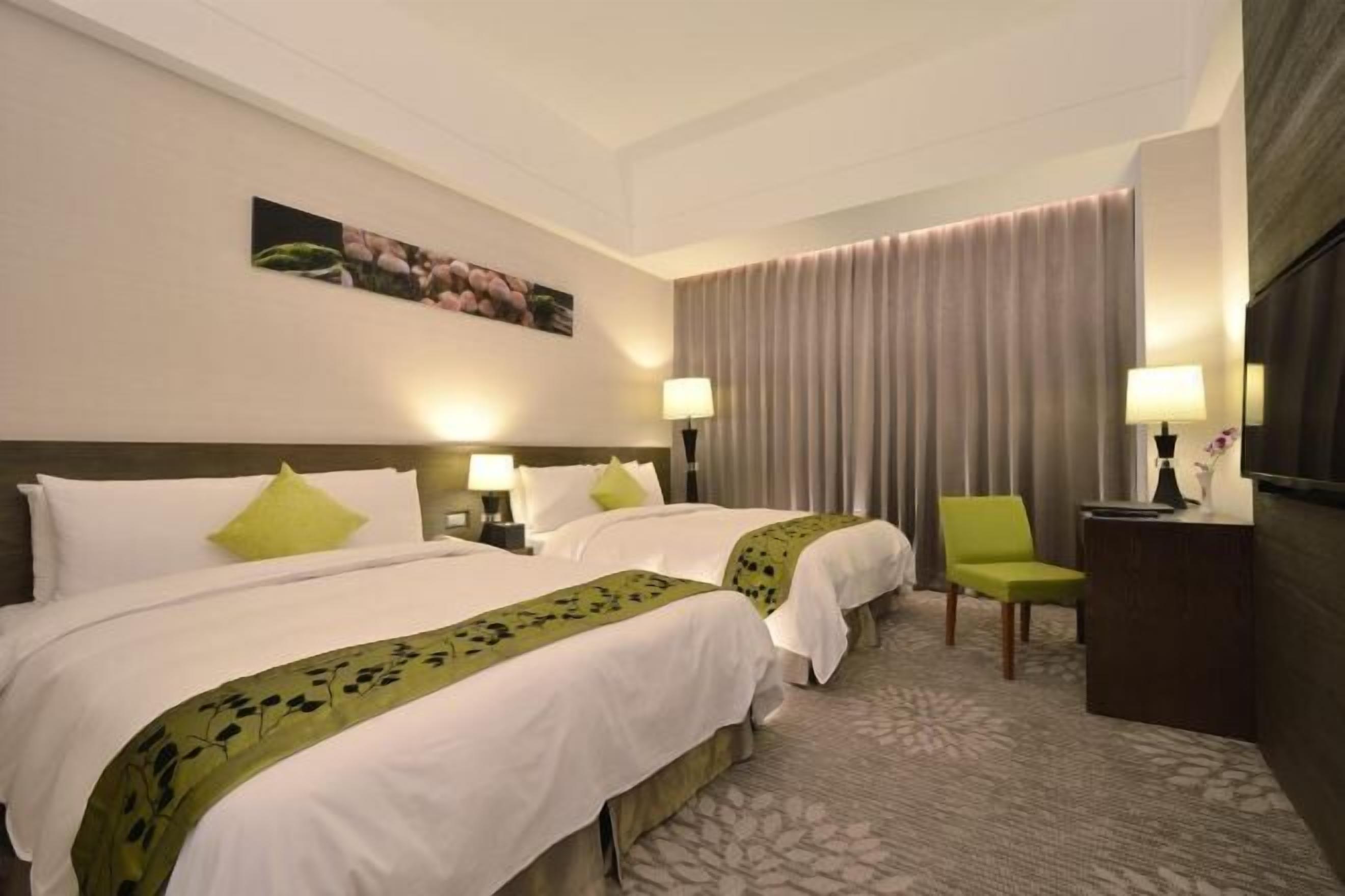 Escrivaninha, quartos à prova de som, Wi-Fi de cortesia, roupa de cama