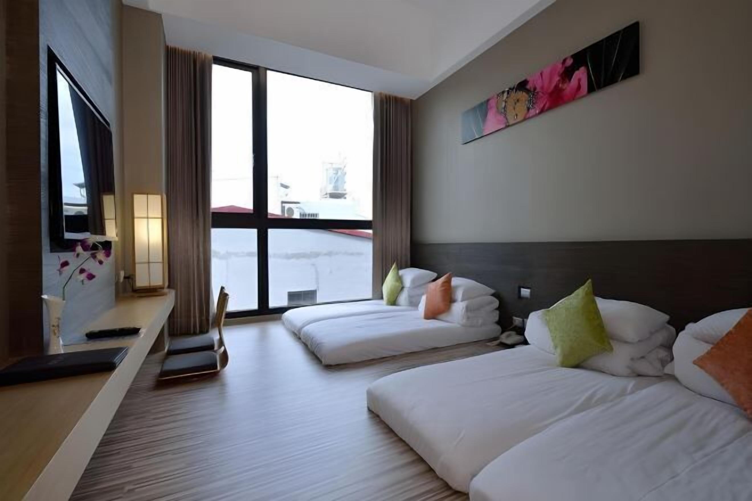 Escrivaninha, quartos à prova de som, Wi-Fi de cortesia, roupa de cama