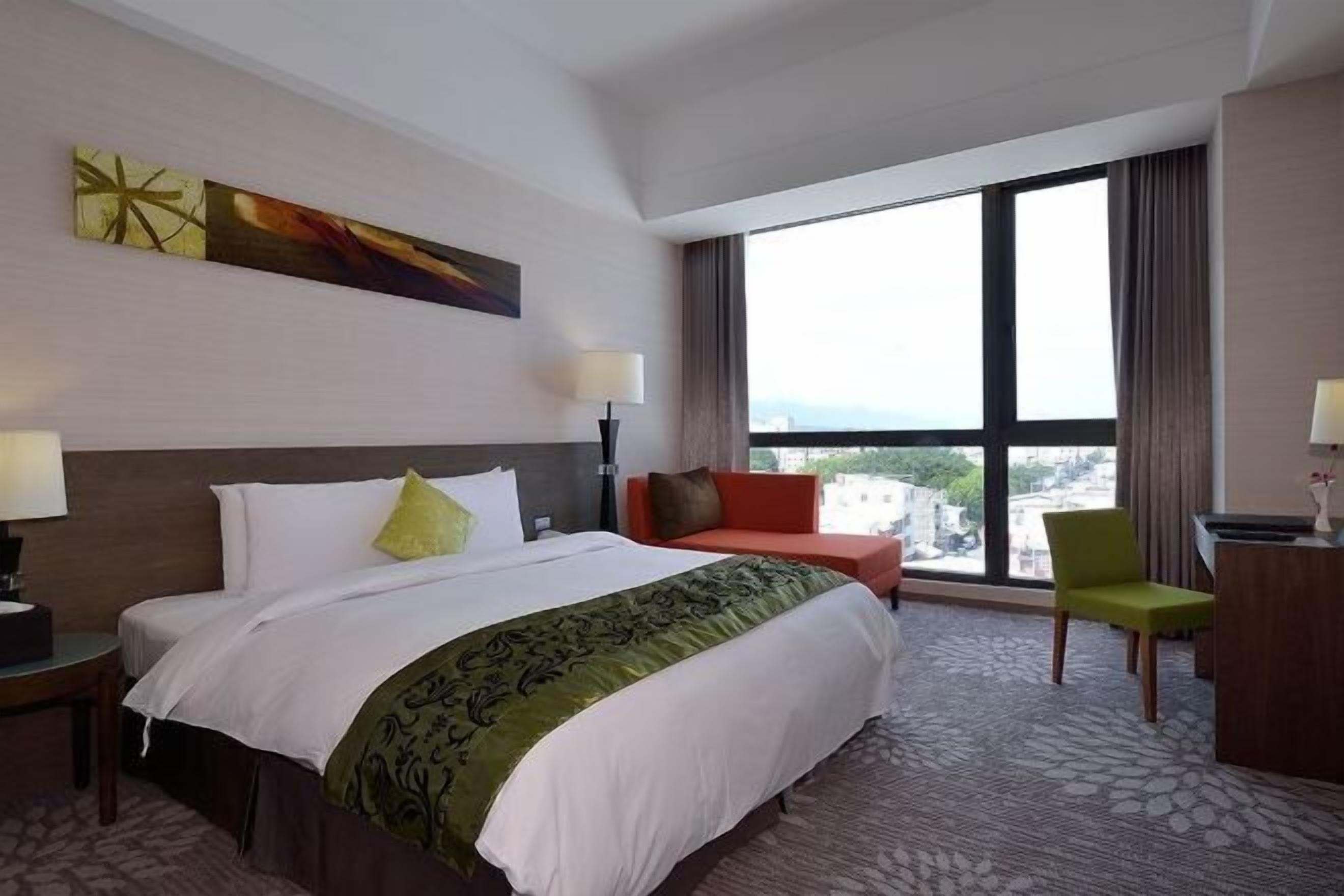 Escrivaninha, quartos à prova de som, Wi-Fi de cortesia, roupa de cama