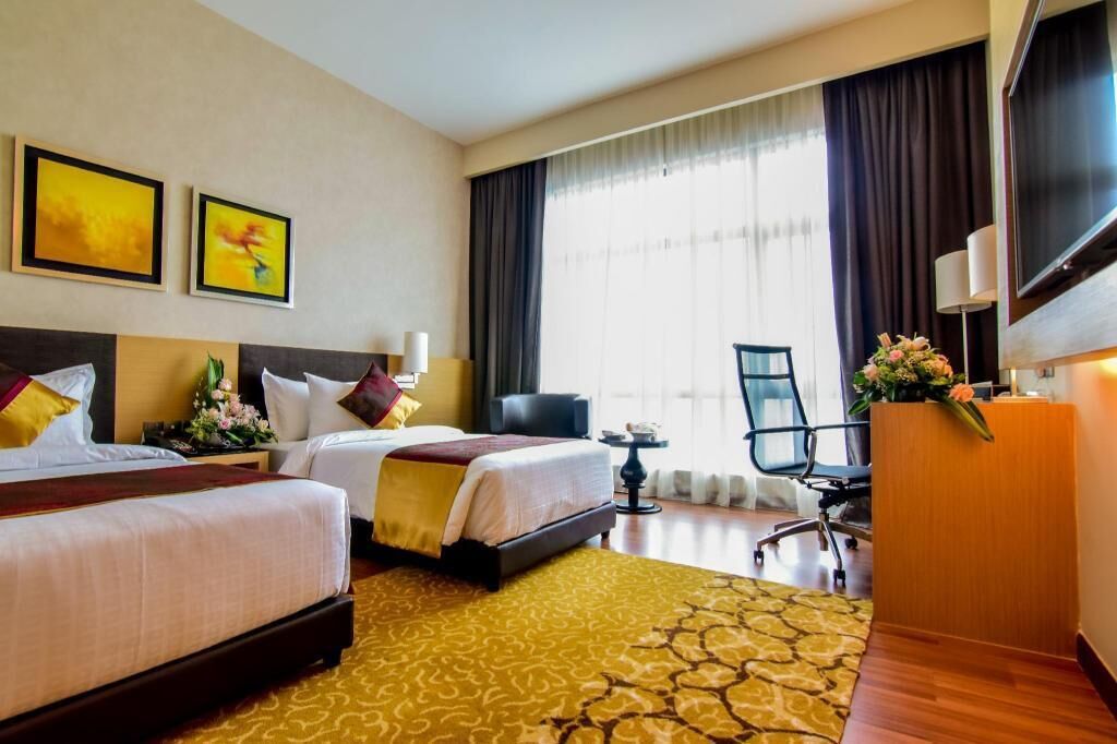 Minibar grátis, cofre no quarto, secretária, quartos insonorizados 