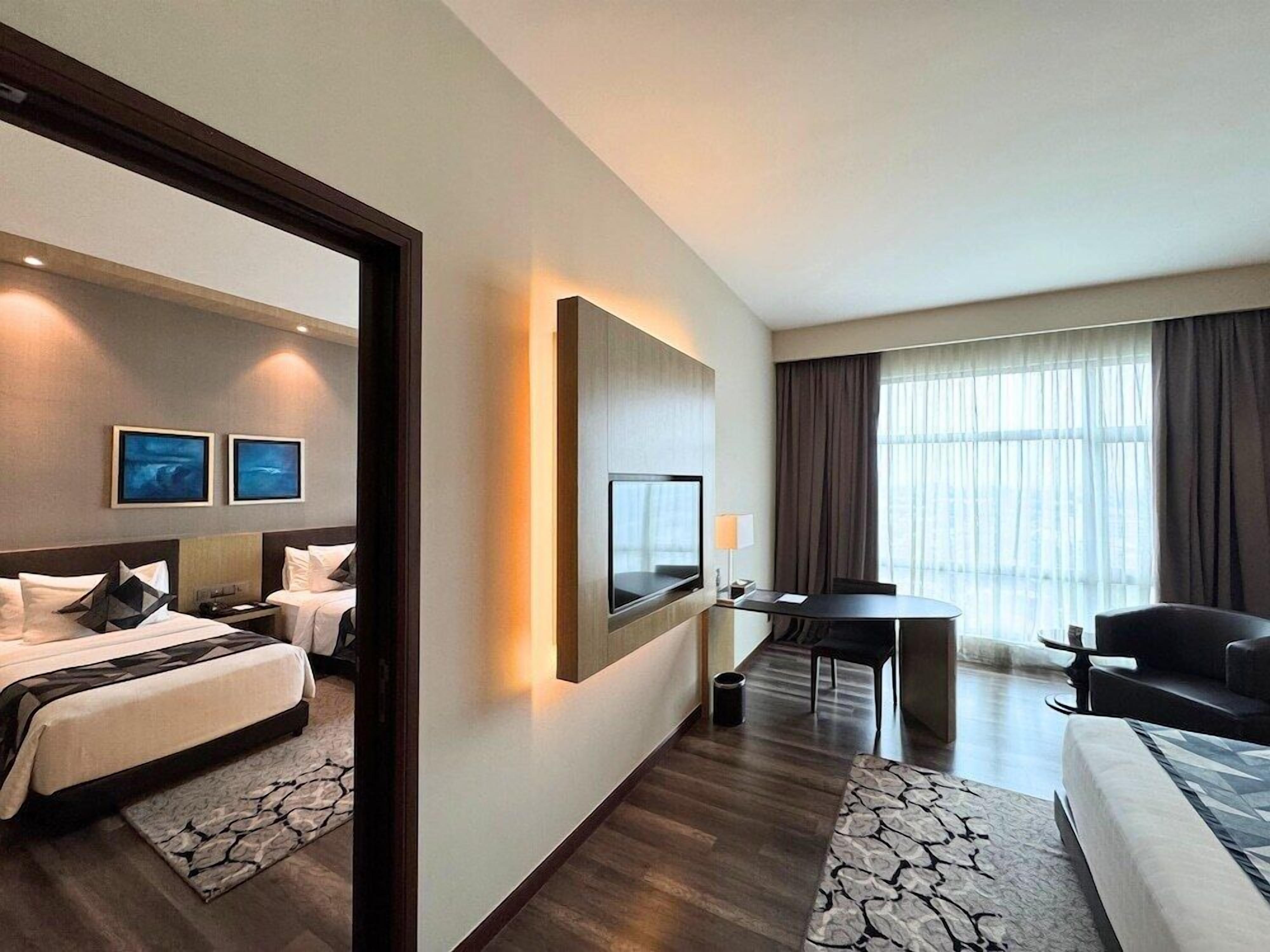 Minibar grátis, cofre no quarto, secretária, quartos insonorizados 