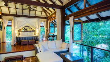 Villa, 2 quartos, junto ao jardim | 1 quarto, minibar, cofre no quarto, com decoração personalizada