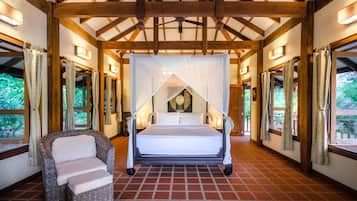 Three-Bedroom Villa with Private Pool | 1 quarto, minibar, cofre no quarto, com decoração personalizada