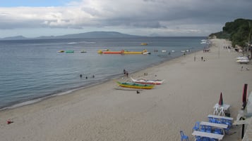 Na praia, praia de areia branca