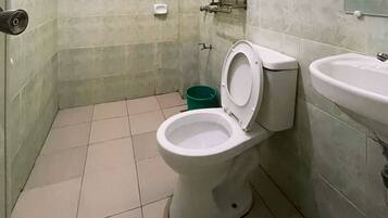 Quarto Standard | Casa de banho | Um polibã, toalhas fornecidas, sabão