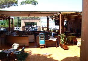 5 restaurantes, pequenos-almoços servidos 