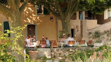 Almoços e jantares servidos, incluindo cozinha local