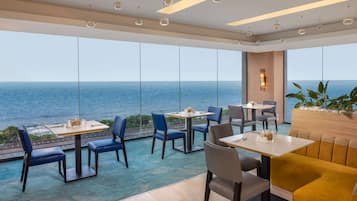 2 restaurantes, pequenos-almoços servidos