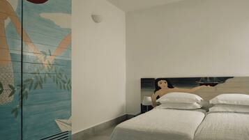 Quarto de hotel com uma cama, mesa de cabeceira e um mural na parede.