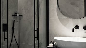 Quarto Duplo | Casa de banho | Um polibã, artigos de higiene pessoal grátis, um secador de cabelo