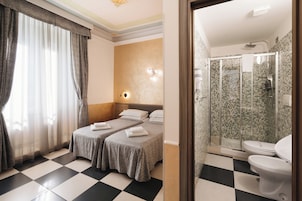 Quarto Twin Superior, 2 camas individuais | Casa de banho | Um polibã, artigos de higiene pessoal grátis, um secador de cabelo